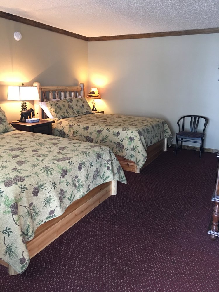 Guest Rooms - Warrensburg Inn & Suites
